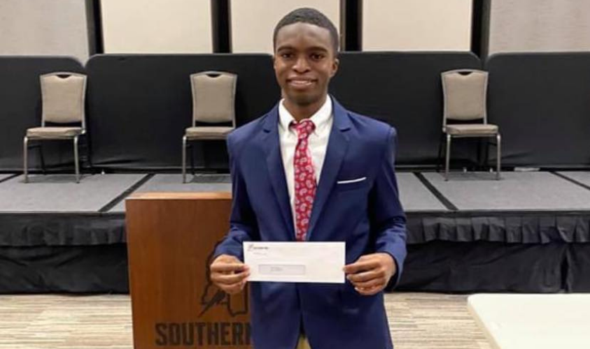Smith Receives Scholarship - MageeNews.com