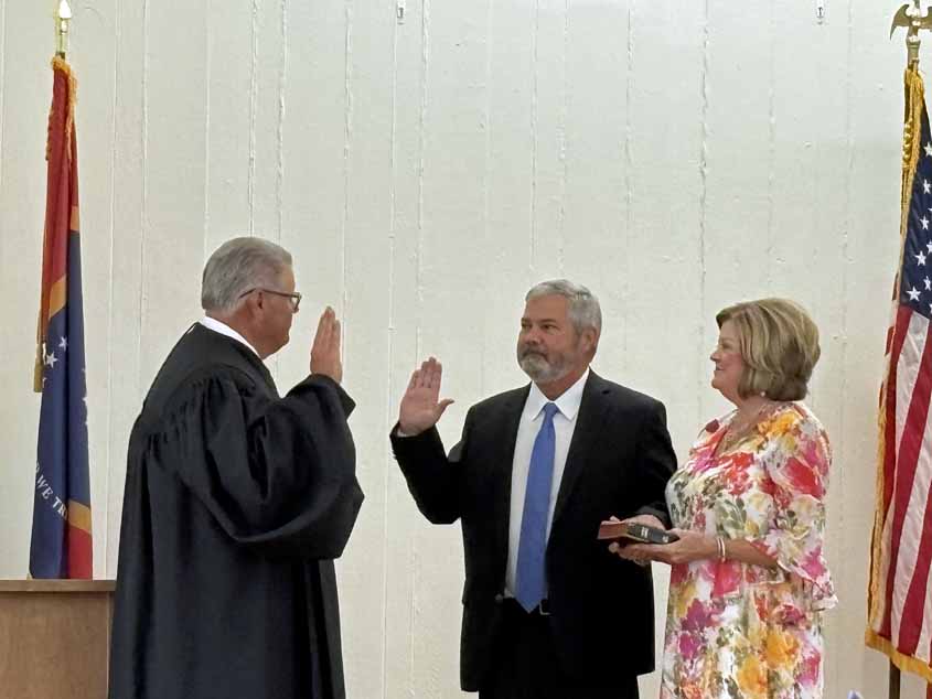 Mark Grubbs Sworn in as Mayor of Magee - MageeNews.com